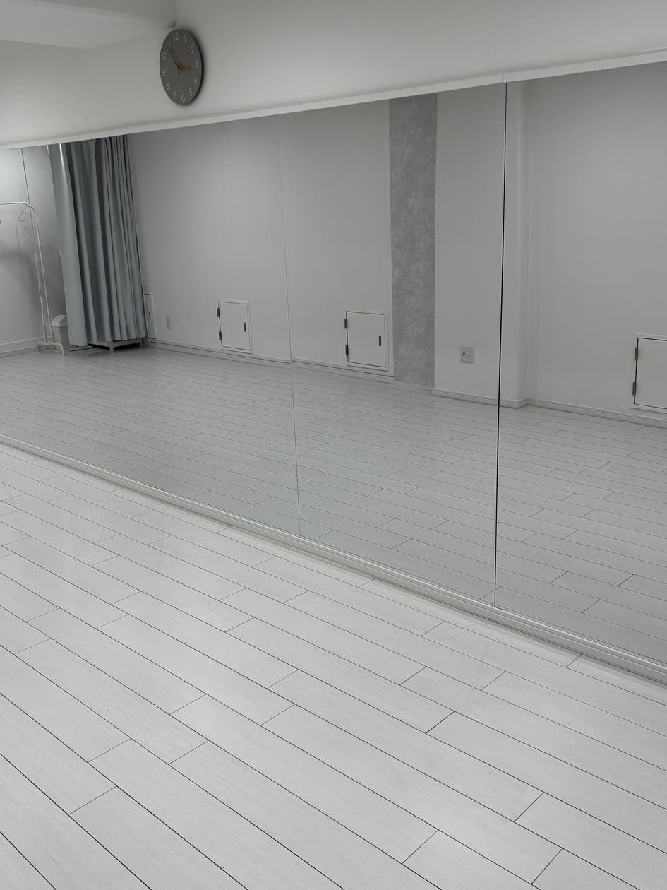 【オープン記念価格】新規オープン　堺筋本町駅徒歩5分　24H　ヨガ・ダンスに最適　最大10名　白基調のオシャレな空間　地下1階　の写真4
