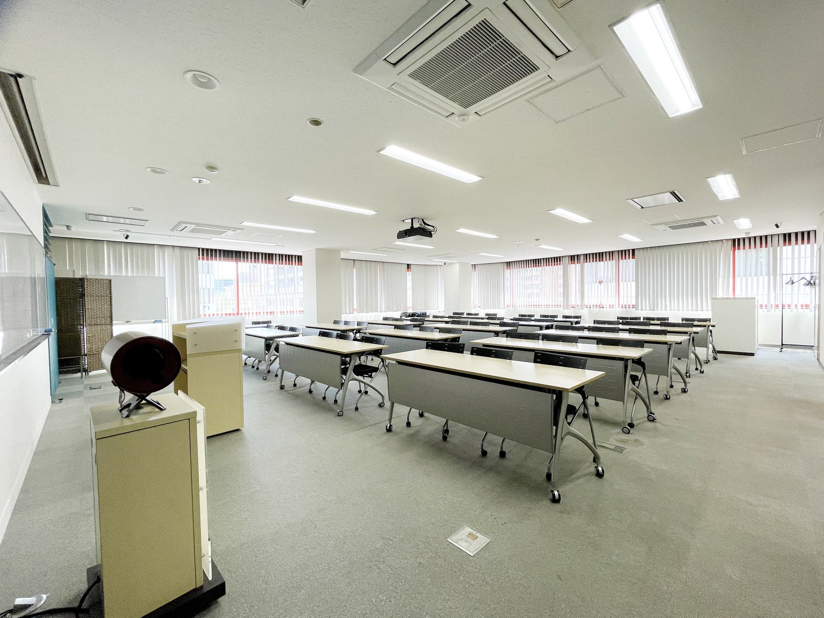 築地・新富町から近い、自然光が入るステイリッシュな会議室の写真1