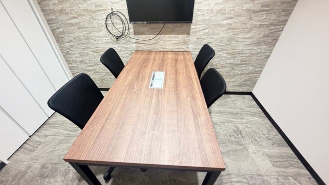 【浦和駅から徒歩1分】モニター・フリードリンク付き4名会議室(Room D)の写真2