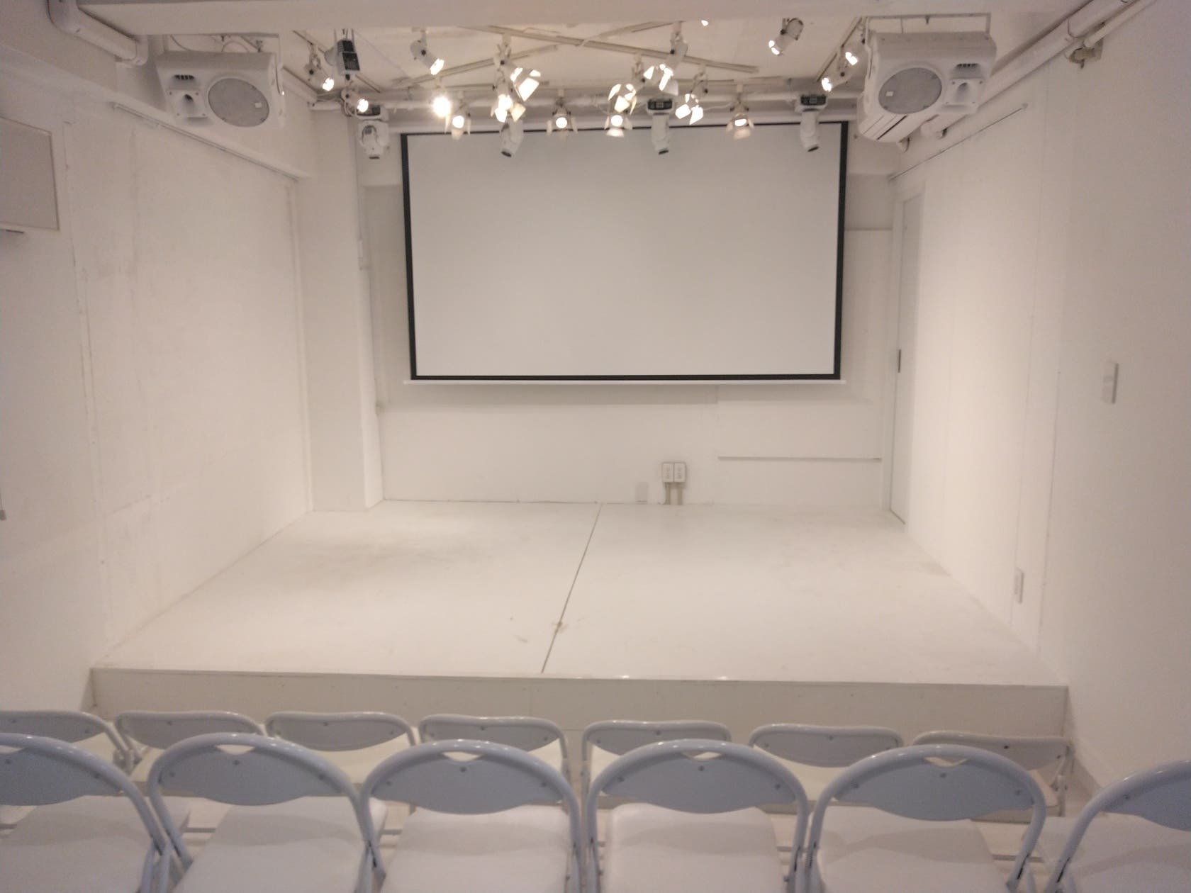 都心の劇場型ホールとしては一番安い自信があります！機材は全部揃ってますから身一つで気軽にイベント出来ちゃいます！追加料金一切ナシの写真2