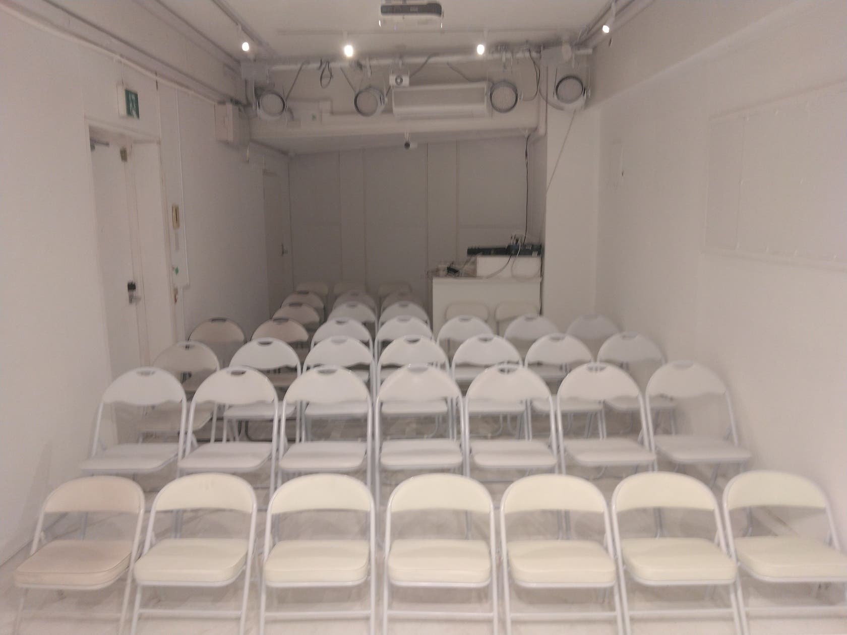都心の劇場型ホールとしては一番安い自信があります！機材は全部揃ってますから身一つで気軽にイベント出来ちゃいます！追加料金一切ナシの写真3