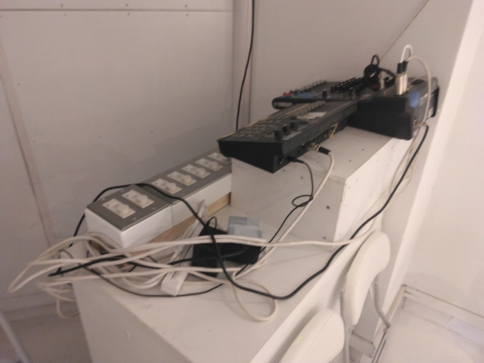 都心の劇場型ホールとしては一番安い自信があります！機材は全部揃ってますから身一つで気軽にイベント出来ちゃいます！追加料金一切ナシの写真7