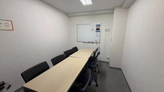 駅直結!横浜駅徒歩30秒|最大8名|セミナー、会議の利用に最適!エキニア横浜|5階ハマポート会議室の写真1