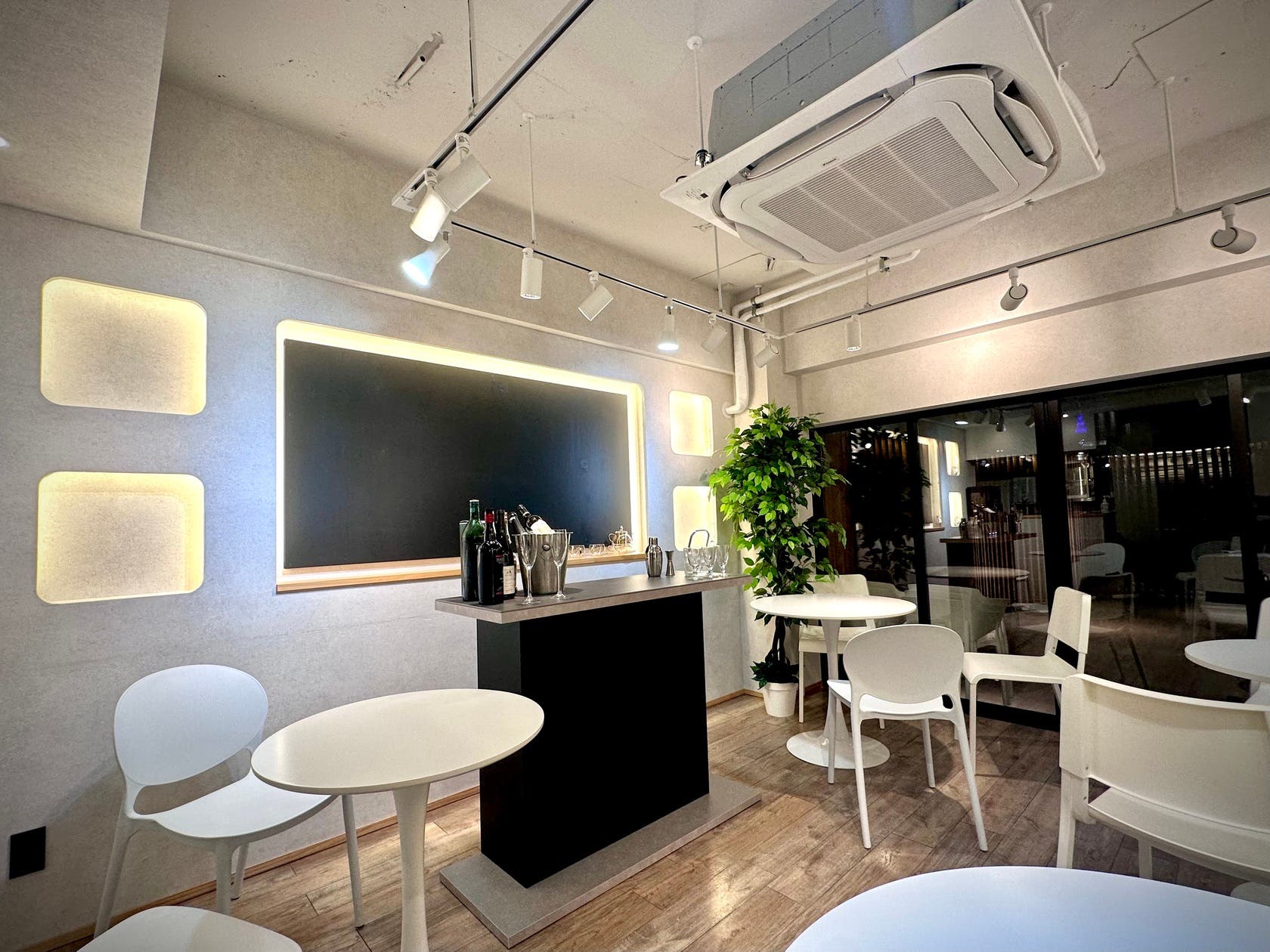 新大久保駅2分、広いバルコニーと白い店内、BBQも可能なパーティースペース　☆夏は夜の野外BARイベントも！！☆の写真4