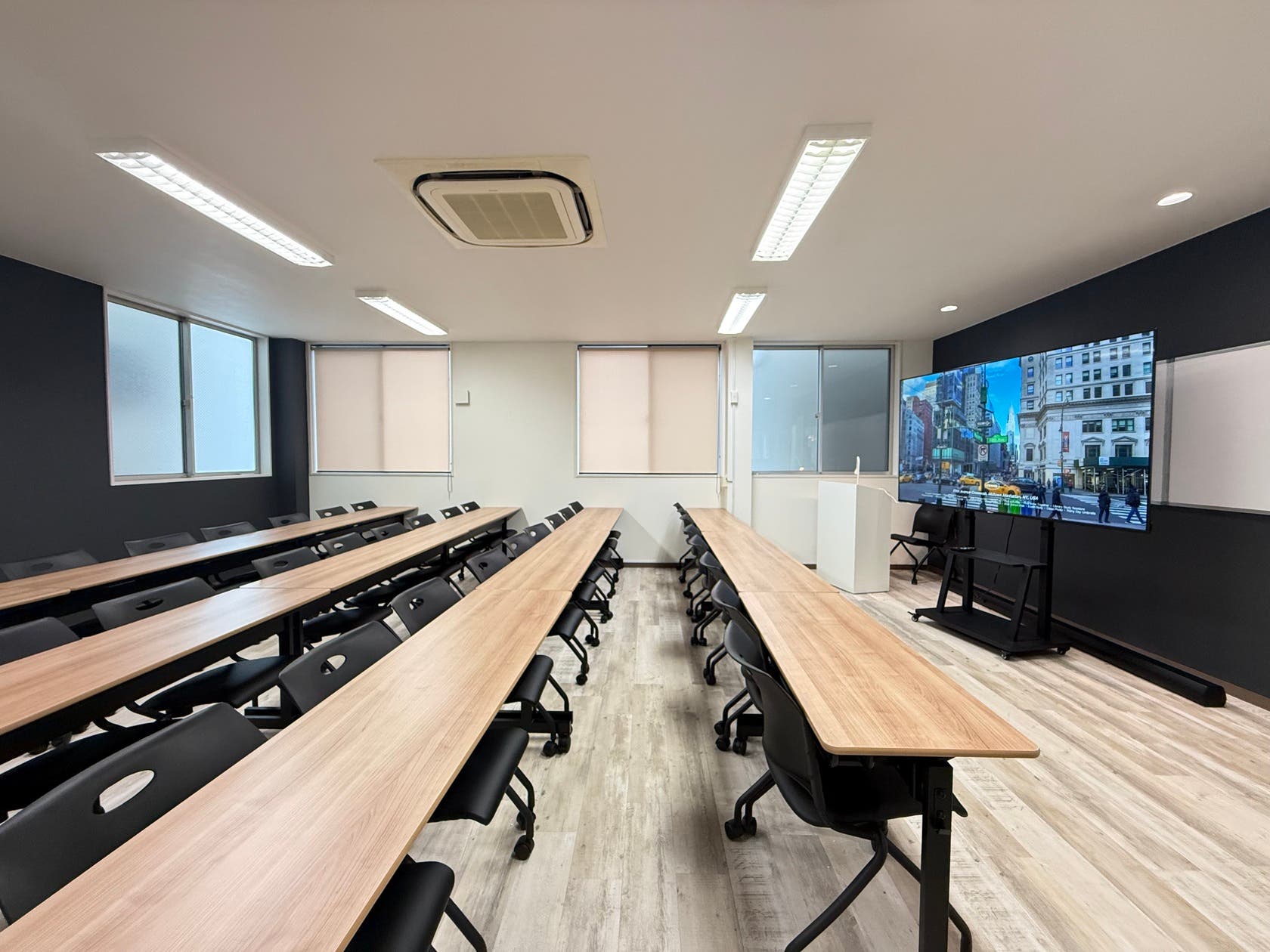 超綺麗⭐️【CRAB EAST】ROOM１／最大３５名着席！駐車場８台無料・駅徒歩１３分！セミナー・面接・撮影・ペット・１棟貸！の写真3