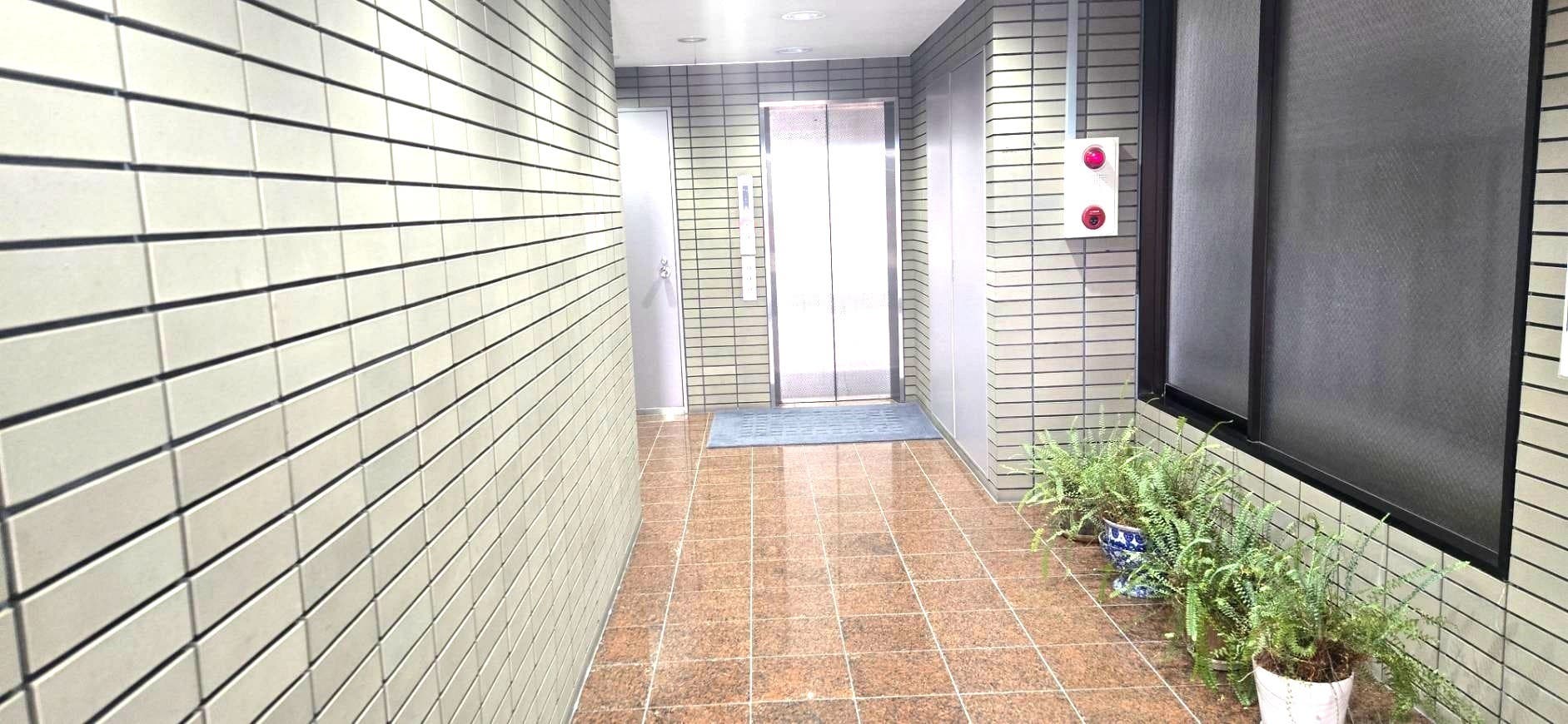 【池袋駅5分】75インチ大型モニター完備！セミナー・研修に最適な清潔感ある教室の写真6