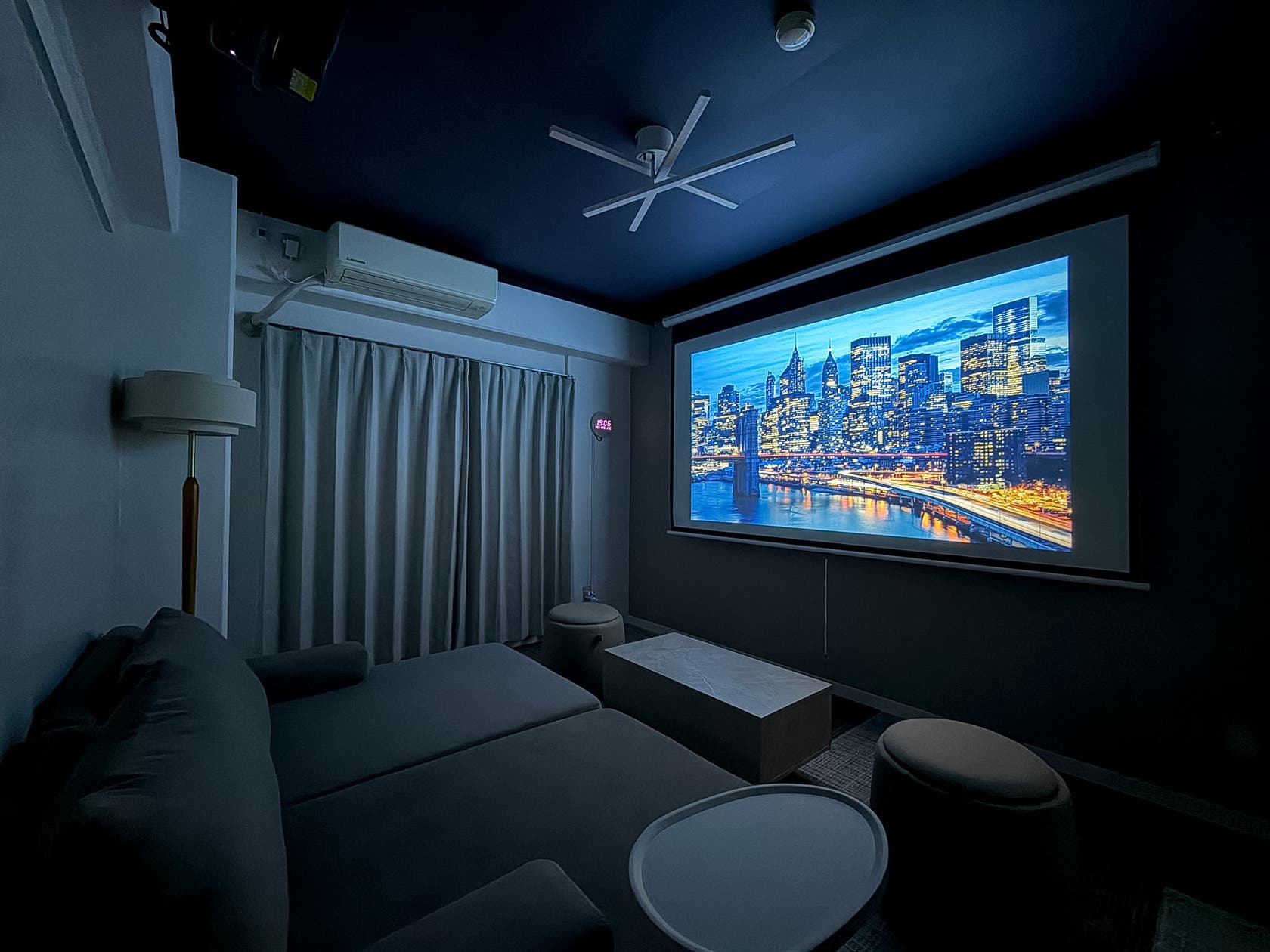 池袋駅5分｜プライベートシアター｜100インチ×カウチソファ｜映画デート・記念日・推し活に🎥Private CINEMA池袋の写真6