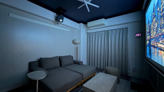 池袋駅5分|プライベートシアター|100インチ×カウチソファ|映画デート・記念日・推し活に🎥Private CINEMA池袋の写真7
