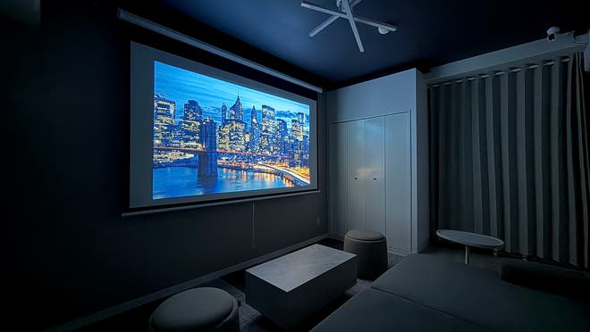 池袋駅5分|プライベートシアター|100インチ×カウチソファ|映画デート・記念日・推し活に🎥Private CINEMA池袋の写真8