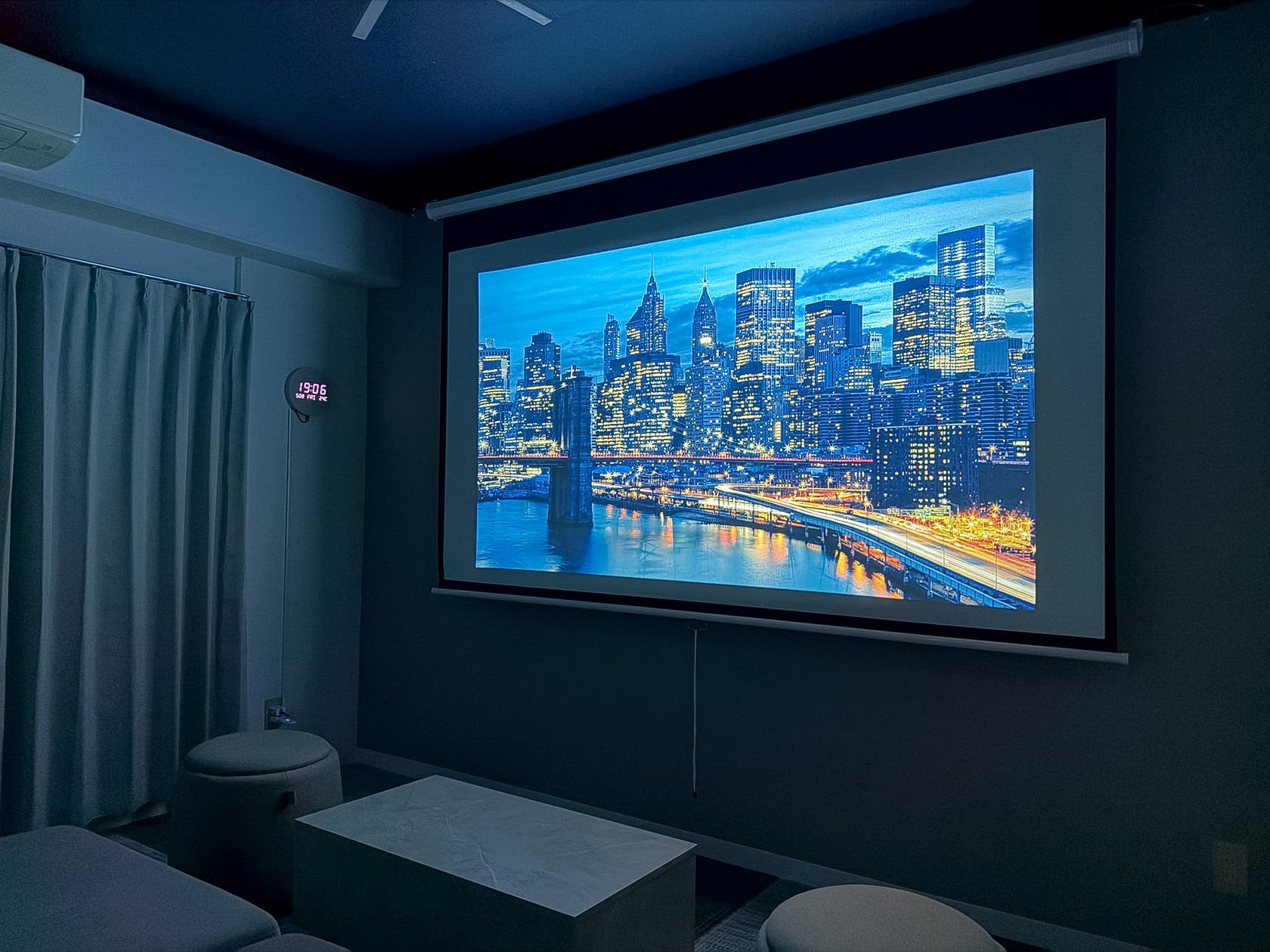 池袋駅5分｜プライベートシアター｜100インチ×カウチソファ｜映画デート・記念日・推し活に🎥Private CINEMA池袋の写真9