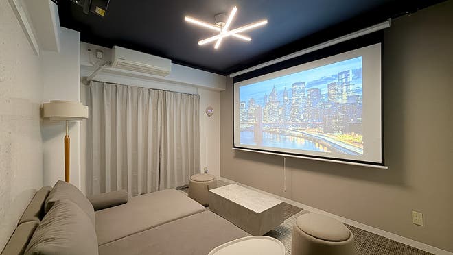 池袋駅5分|プライベートシアター|100インチ×カウチソファ|映画デート・記念日・推し活に🎥Private CINEMA池袋の写真4
