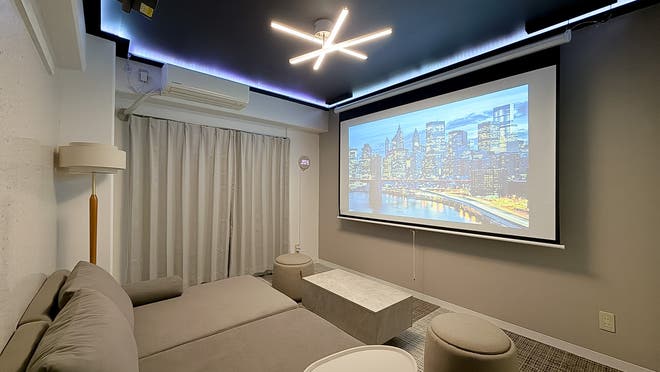 池袋駅5分|プライベートシアター|100インチ×カウチソファ|映画デート・記念日・推し活に🎥Private CINEMA池袋の写真1