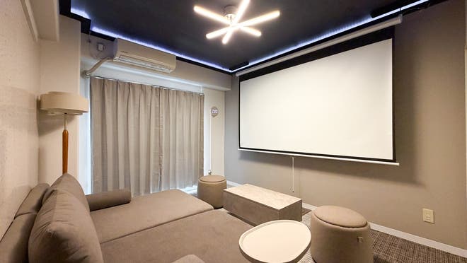 池袋駅5分|プライベートシアター|100インチ×カウチソファ|映画デート・記念日・推し活に🎥Private CINEMA池袋の写真18