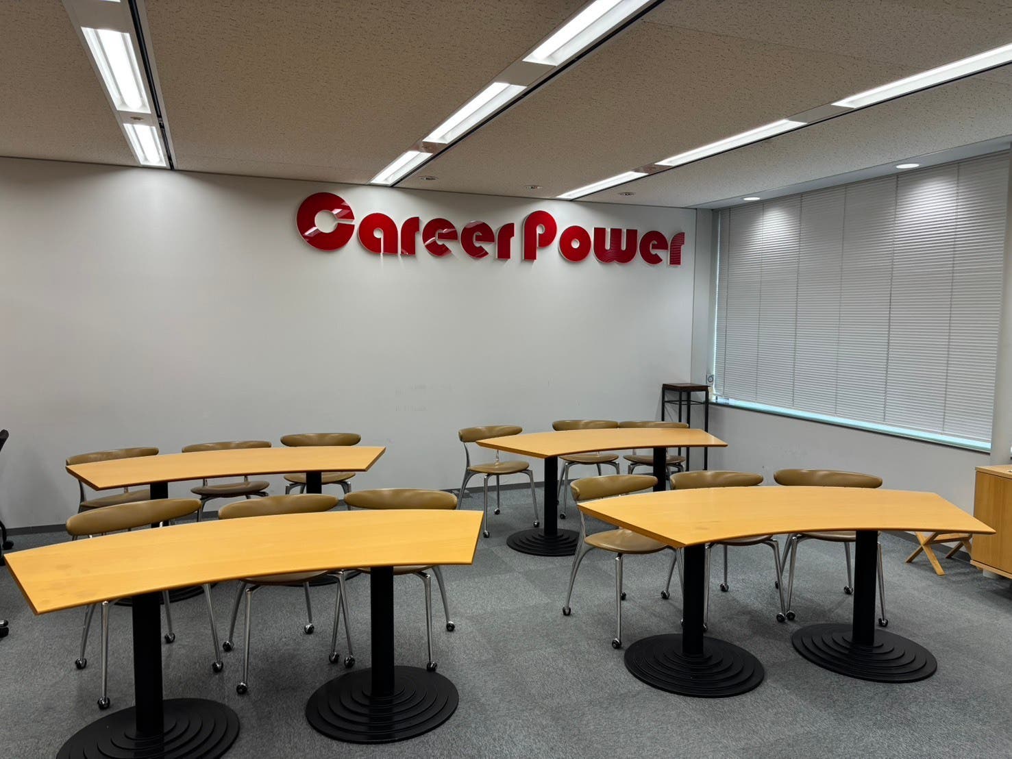 【梅田駅直結】10～20名利用可｜面接・商談・面談に最適｜窓あり・半個室あり・静かなビジネススペースの写真1