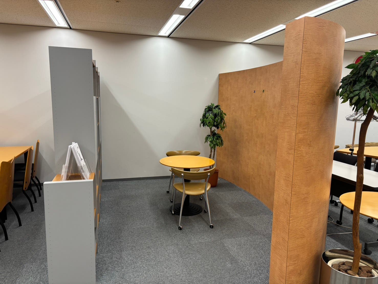 【梅田駅直結】10～20名利用可｜面接・商談・面談に最適｜窓あり・半個室あり・静かなビジネススペースの写真4