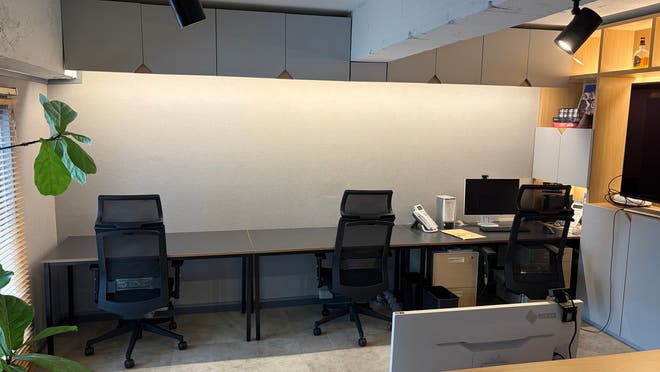 広々としたデスクで作業もはかどりますの写真1