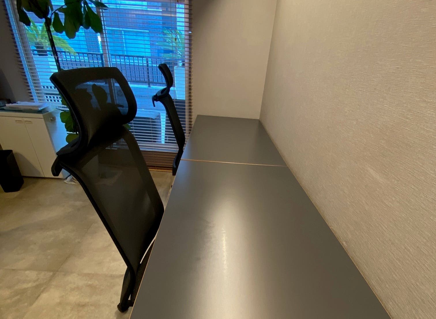 広々としたデスクで作業もはかどりますの写真4