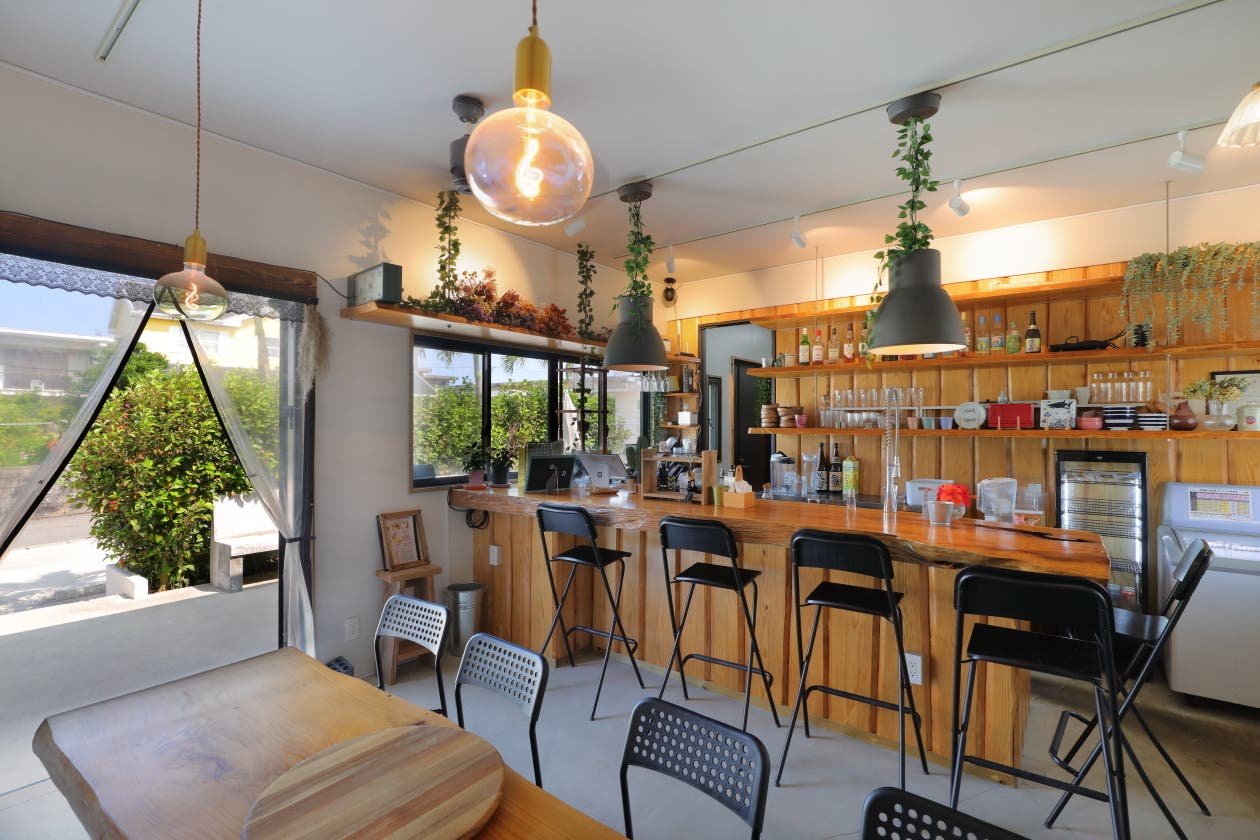 撮影ロケ地カフェ【 空と燻製と cafe ぷからす 】（宮古島市 伊良部島）の写真2