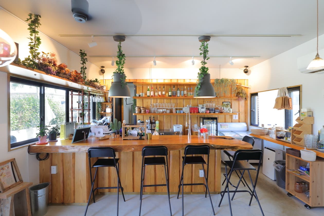 撮影ロケ地カフェ【 空と燻製と cafe ぷからす 】（宮古島市 伊良部島）の写真12