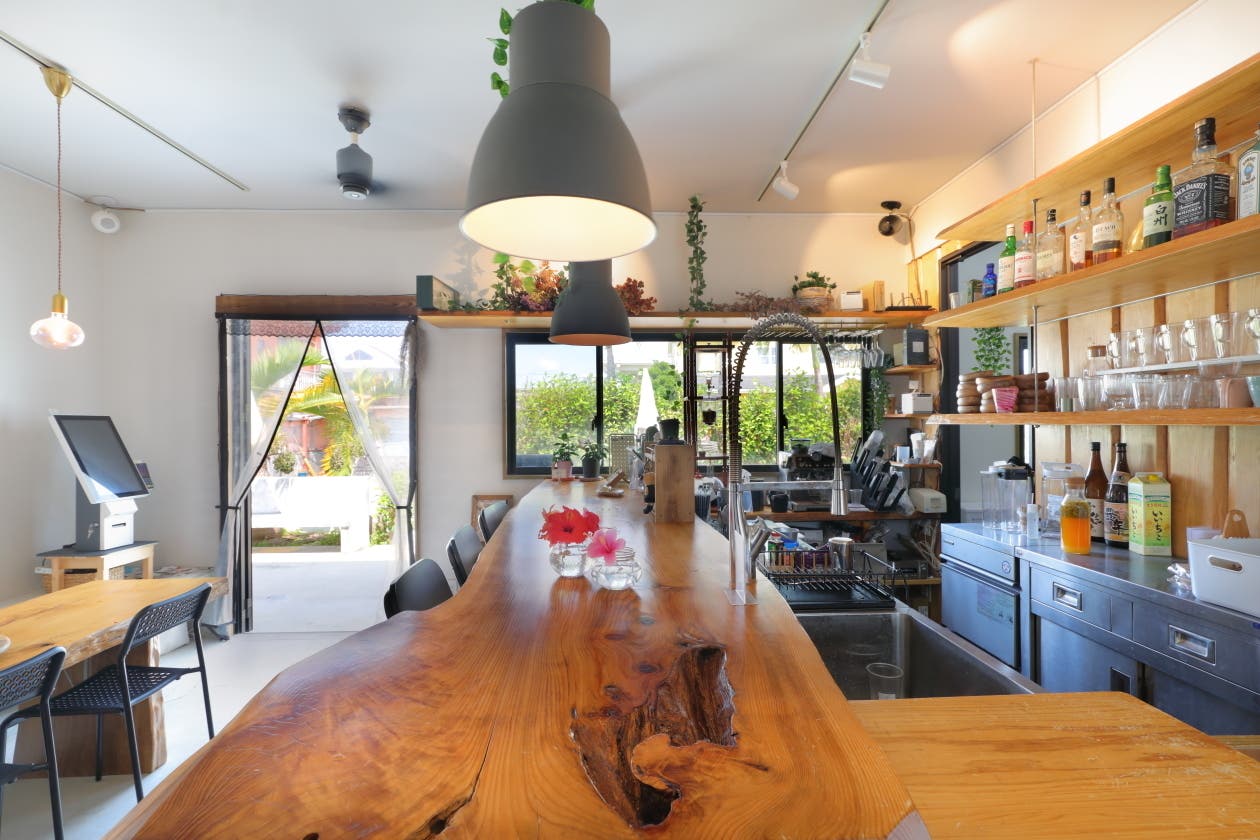 撮影ロケ地カフェ【 空と燻製と cafe ぷからす 】（宮古島市 伊良部島）の写真13