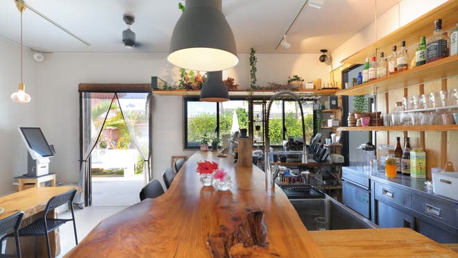撮影ロケ地カフェ【 空と燻製と cafe ぷからす 】(宮古島市 伊良部島)の写真13