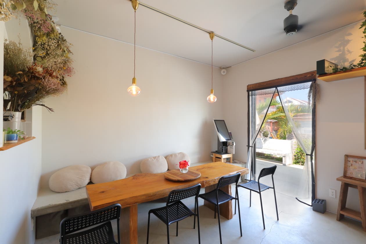 撮影ロケ地カフェ【 空と燻製と cafe ぷからす 】（宮古島市 伊良部島）の写真14