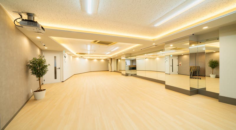 【飯田橋4分】鏡10m✨神楽坂🌿小ホールのダンス・音楽・演劇リハに最適な広々70㎡・清潔・快適な空間！音出し・調光可、24時間