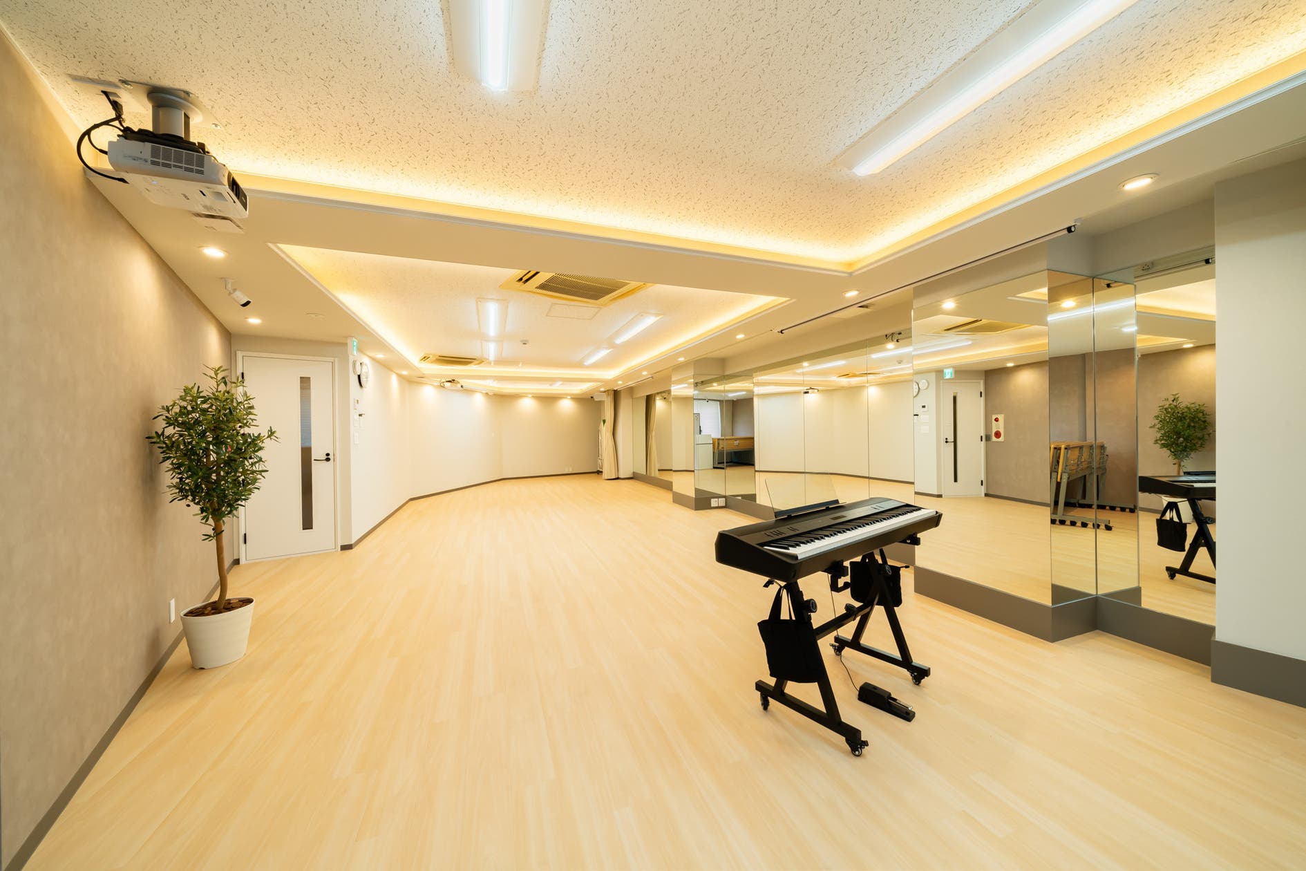 【飯田橋4分】鏡10m✨神楽坂🌿小ホールのダンス・音楽・演劇リハに最適な広々70㎡・清潔・快適な空間！音出し・調光可、24時間の写真7