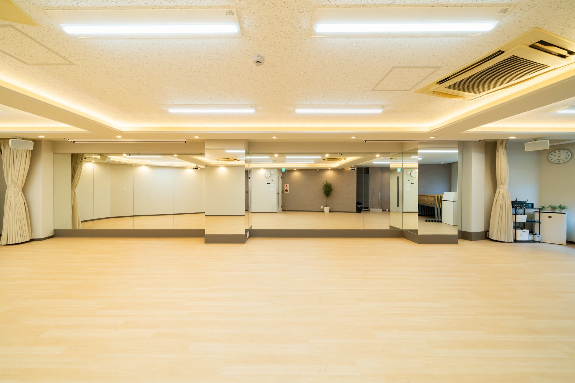 【飯田橋4分】鏡10m✨神楽坂🌿小ホールのダンス・音楽・演劇リハに最適な広々70㎡・清潔・快適な空間！音出し・調光可、24時間の写真2