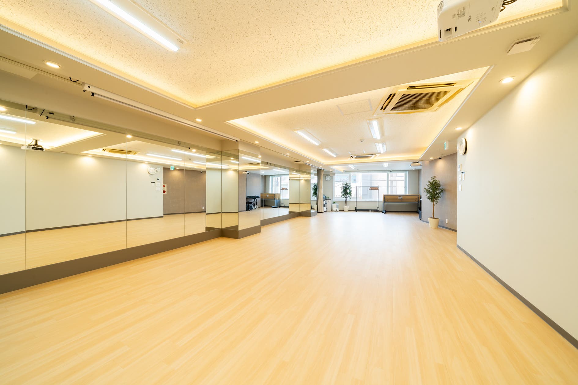 【飯田橋4分】鏡10m✨神楽坂🌿小ホールのダンス・音楽・演劇リハに最適な広々70㎡・清潔・快適な空間！音出し・調光可、24時間の写真3
