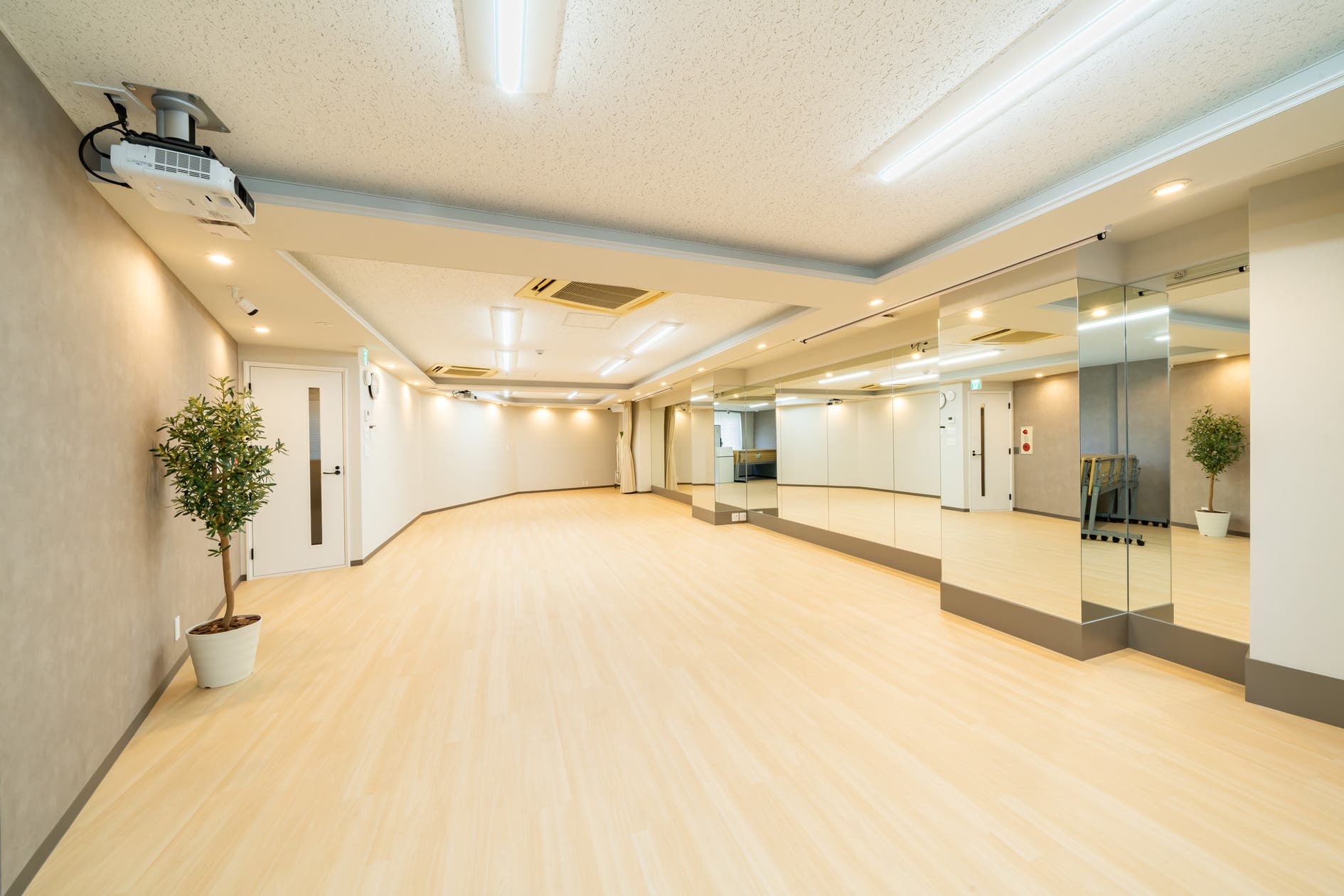 【飯田橋4分】鏡10m✨神楽坂🌿小ホールのダンス・音楽・演劇リハに最適な広々70㎡・清潔・快適な空間！音出し・調光可、24時間の写真4