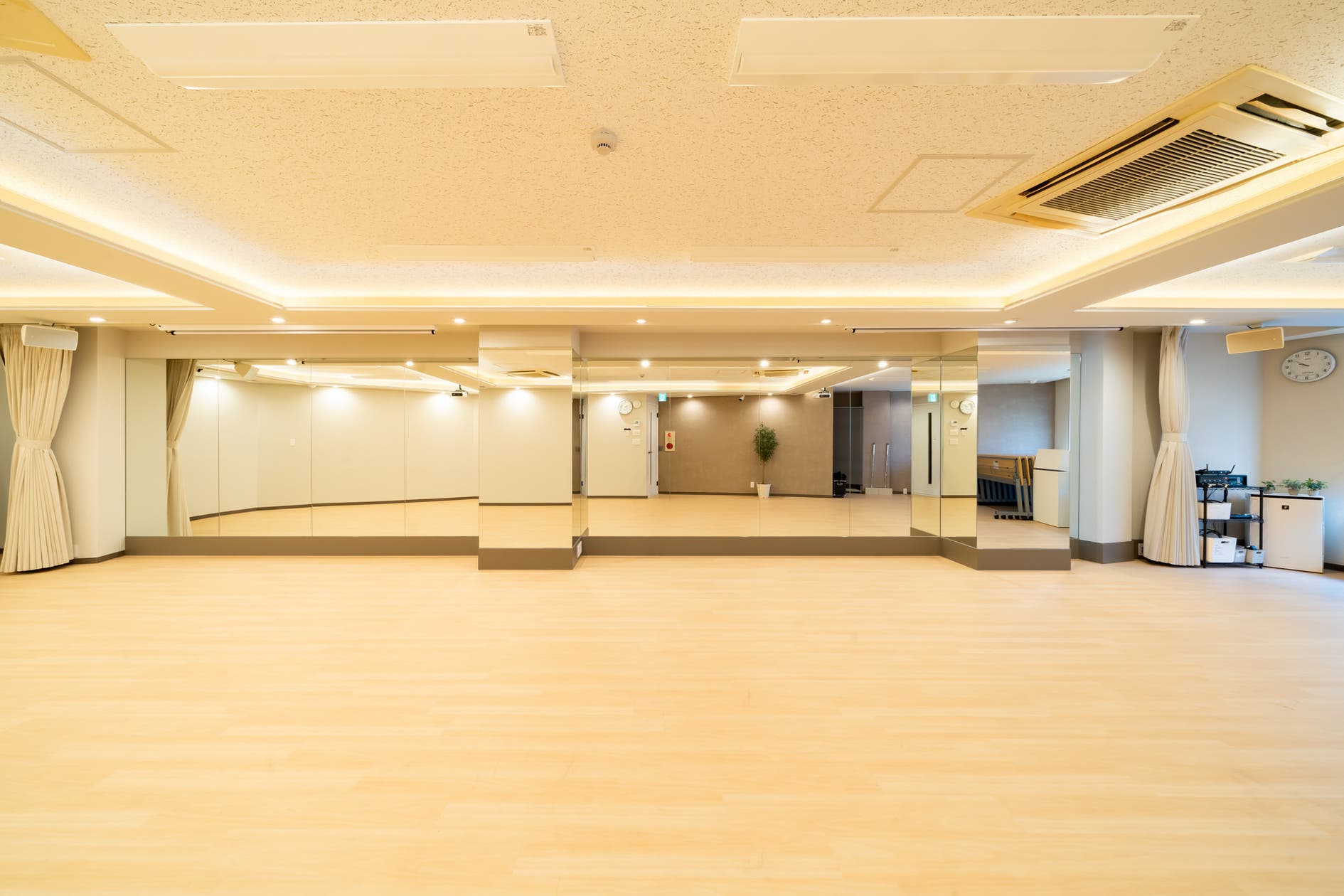 【飯田橋4分】鏡10m✨神楽坂🌿小ホールのダンス・音楽・演劇リハに最適な広々70㎡・清潔・快適な空間！音出し・調光可、24時間の写真5