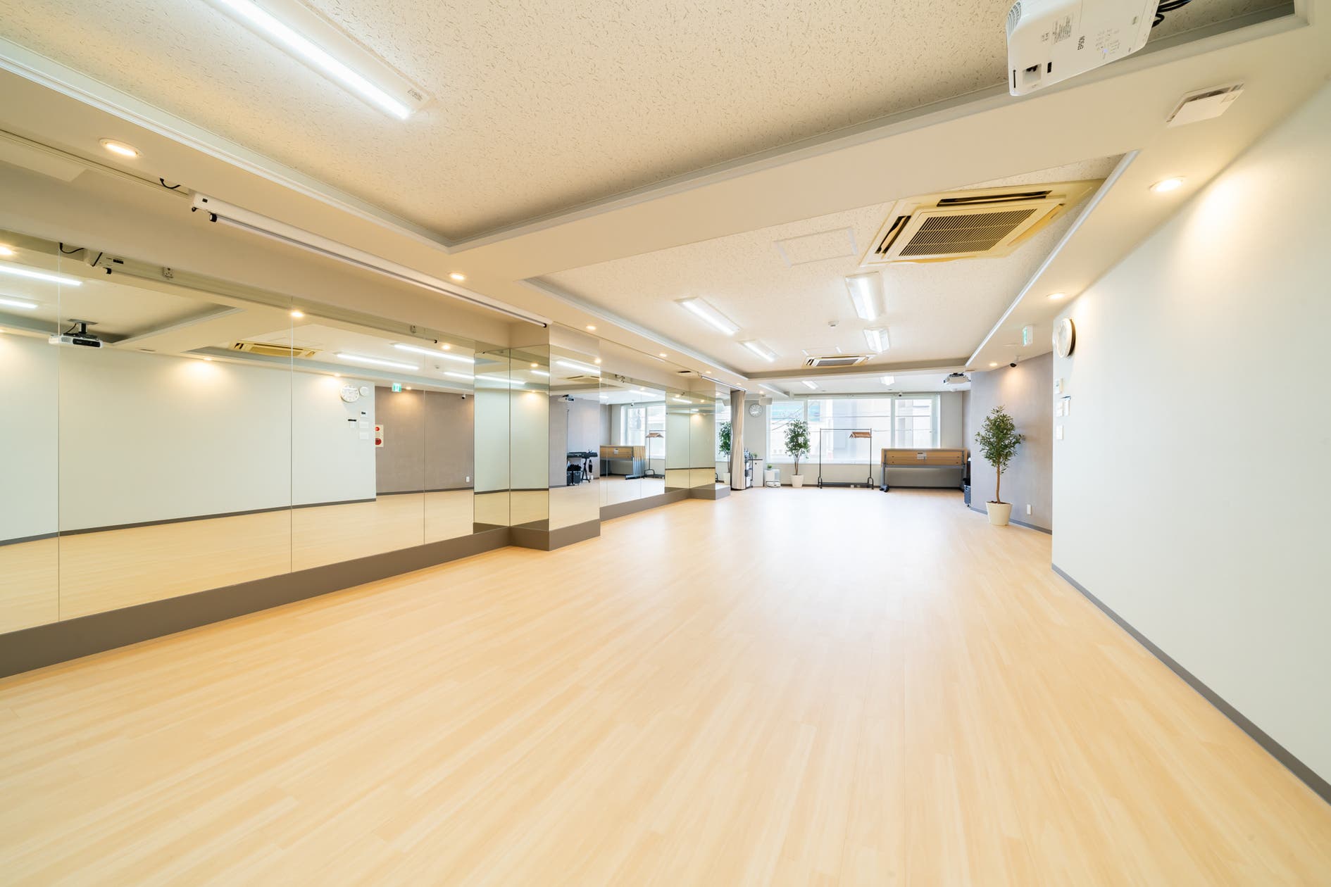 【飯田橋4分】鏡10m✨神楽坂🌿小ホールのダンス・音楽・演劇リハに最適な広々70㎡・清潔・快適な空間！音出し・調光可、24時間の写真6