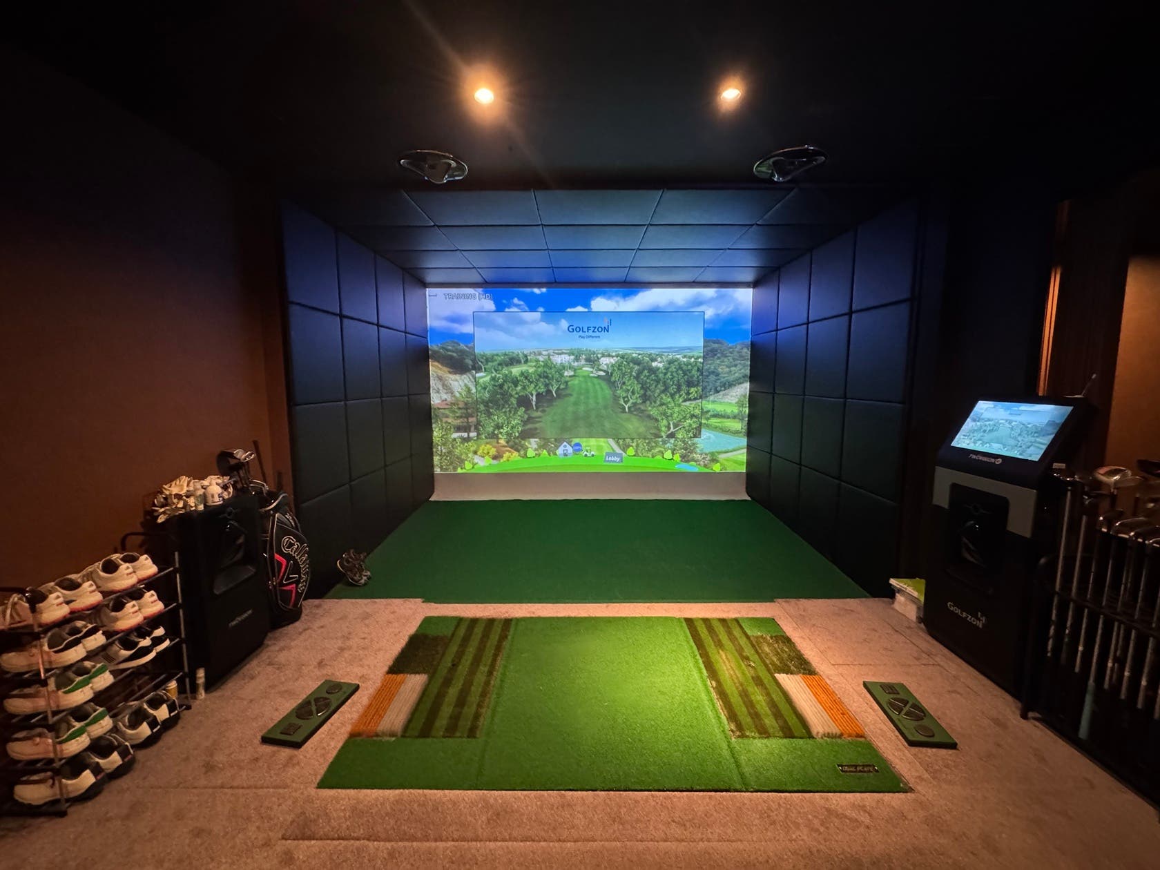 駅近！レフティ打席有り！最大6名！シックな空間でシュミレーションゴルフを楽しめます！の写真1