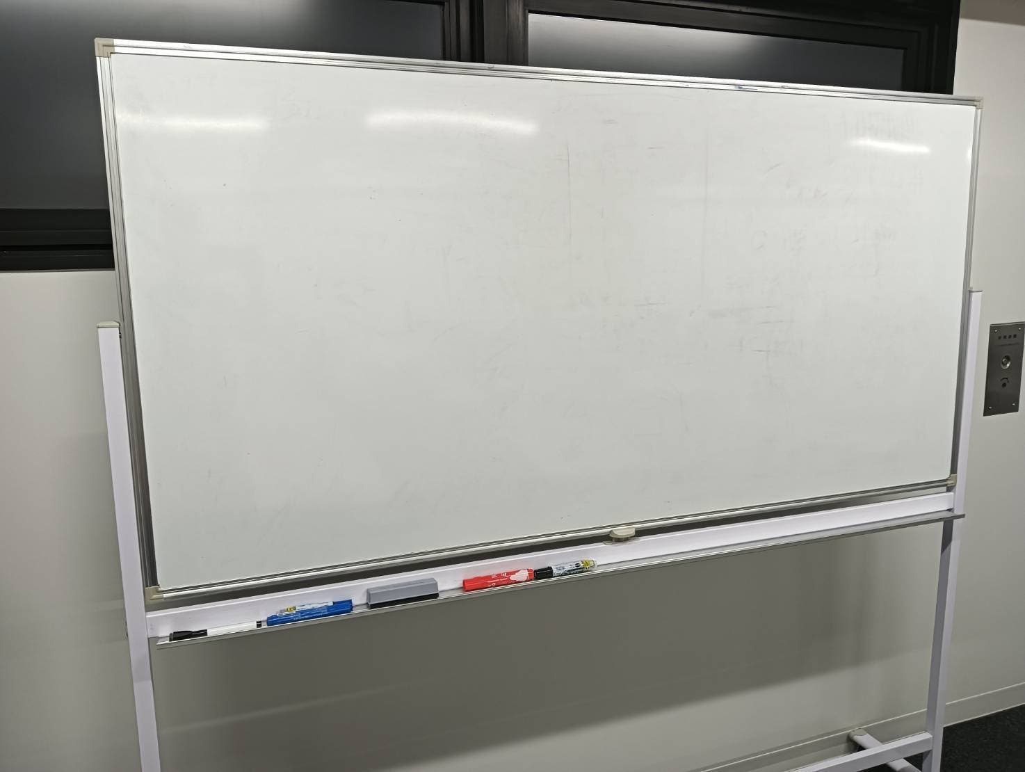 【配信・収録・ハイブリッド開催に最適】大会議室(Lab.B)98㎡・最大56名／新橋徒歩1分・高速Wi-Fi完備の写真7
