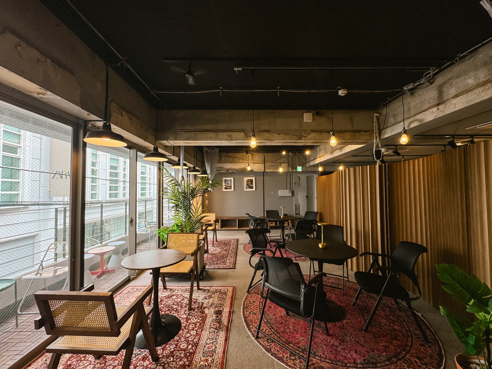 【吉祥寺駅徒歩3分・土日祝限定】最大70名の貸切イベントホール｜OVER COFFEE HUBの写真2