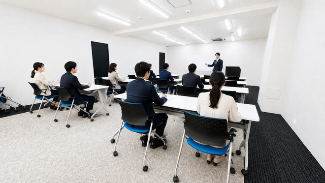 【所沢駅徒歩3分】最大24名!広くて開放感がある58㎡の会議室 スクリーン、演台付!会議やセミナーなどにおすすめ!の写真3