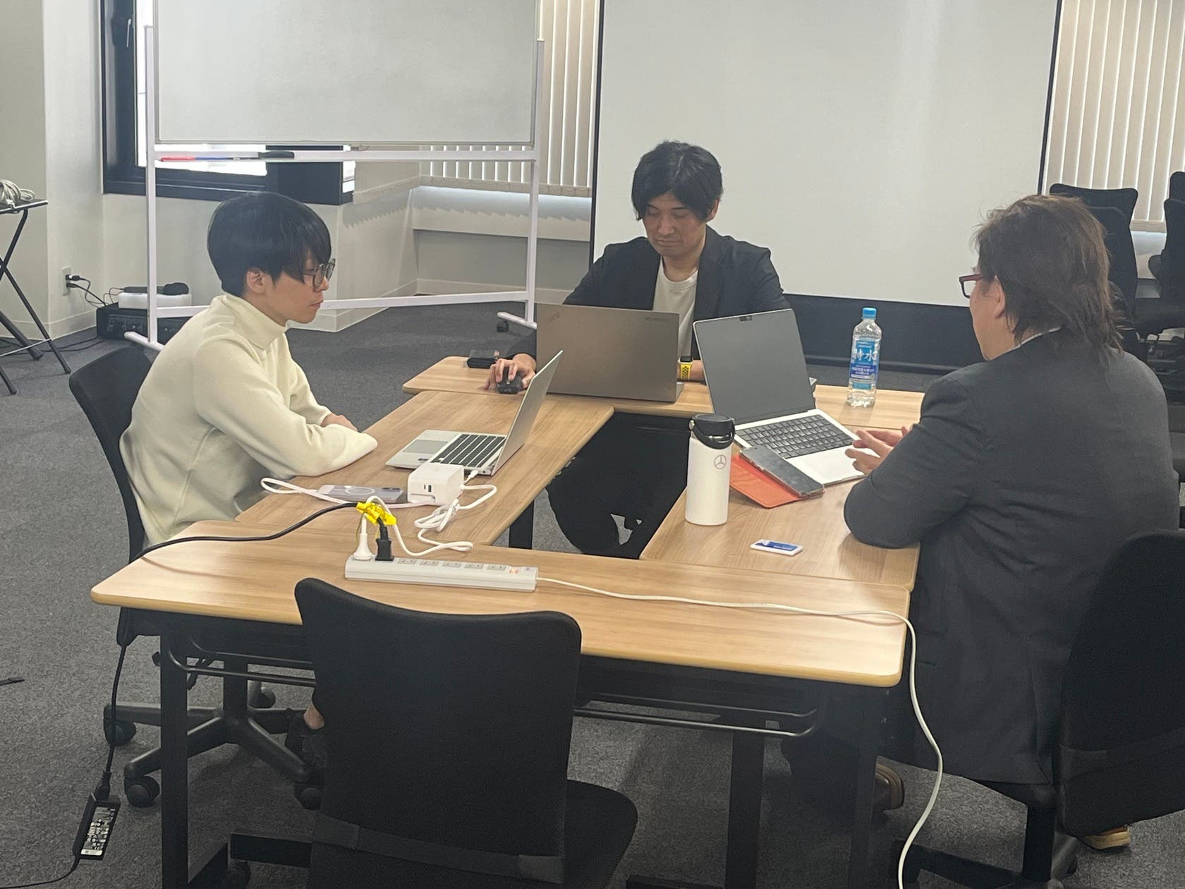 【配信・収録・ハイブリッド開催に最適】大会議室(Lab.B)98㎡・最大56名／新橋徒歩1分・高速Wi-Fi完備の写真1