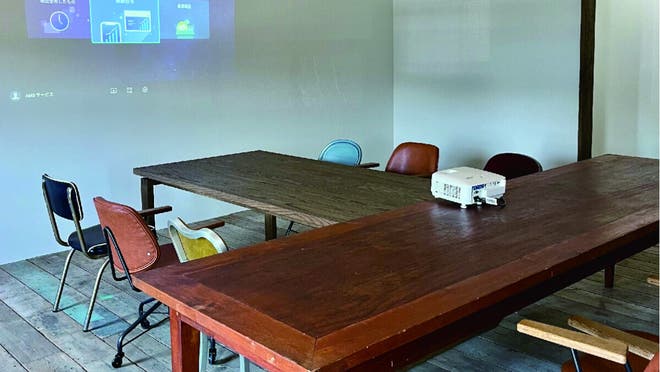 山梨県甲府市。倉庫をリノベーションした会議室。の写真1