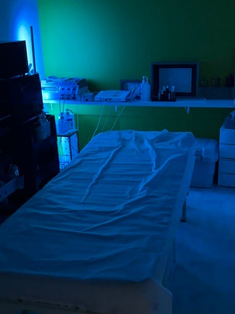 【恵比寿5分】1対1専用の洗練された黄色い隠れ家サロン｜個人練習・エステ・整体の写真2