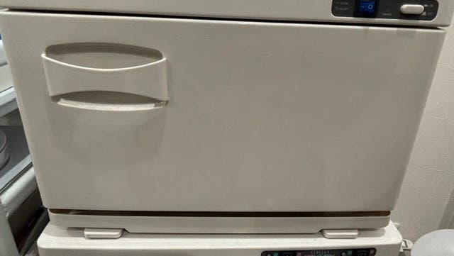 【恵比寿5分】1対1専用の洗練された黄色い隠れ家サロン|個人練習・エステ・整体の写真3