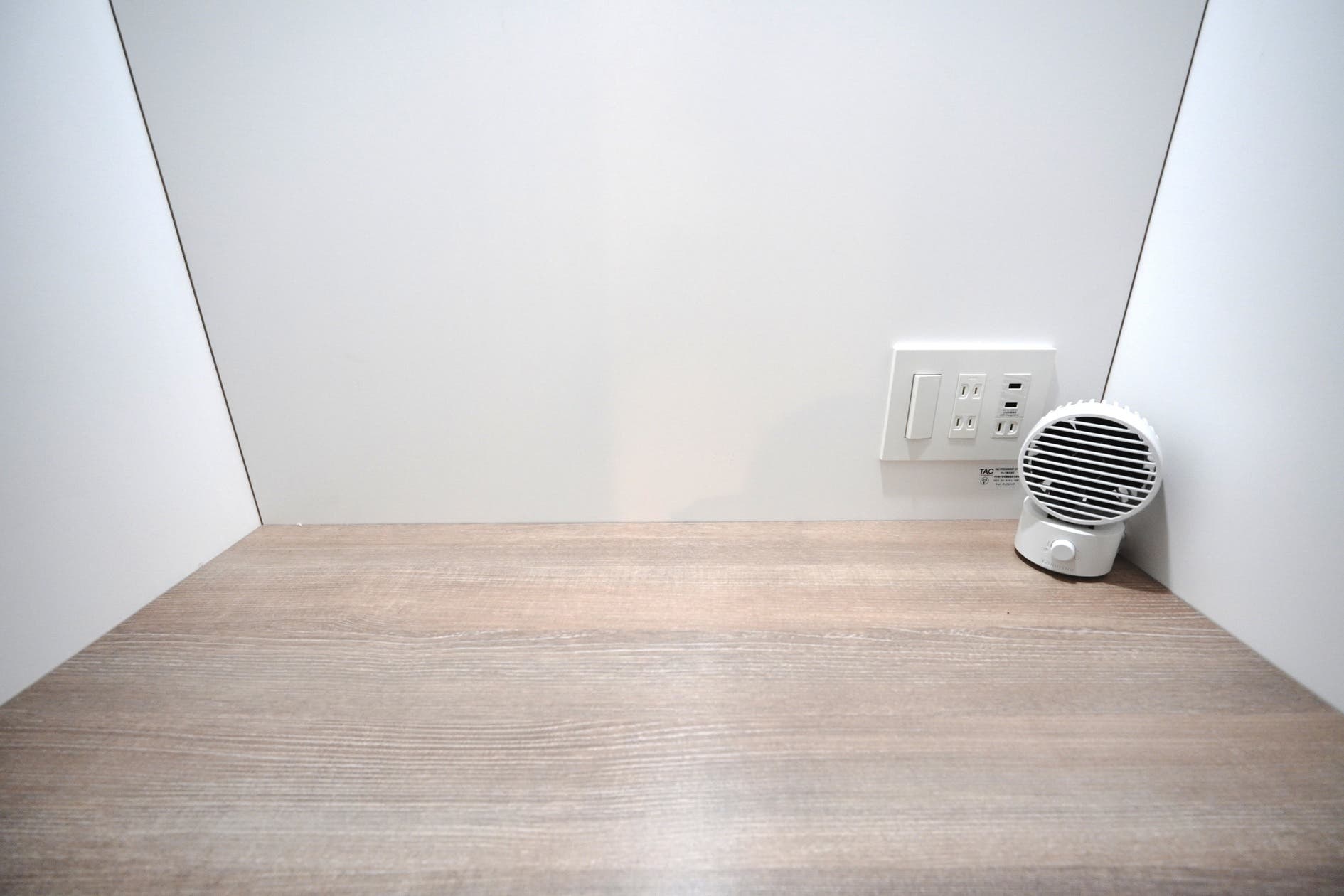 ＜SpemaBOX_大井町＞1人用個室🚪光回線Wi-Fi📶電源🔌スポットクーラー🧊テレワーク/オンライン会議/面接の写真5