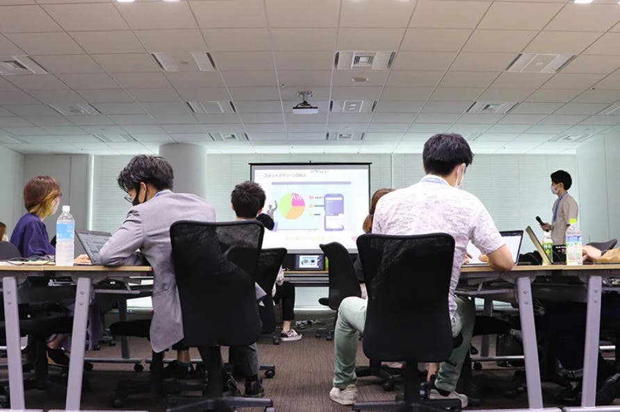 【配信・収録・ハイブリッド開催に最適】大会議室(Lab.B)98㎡・最大56名／新橋徒歩1分・高速Wi-Fi完備の写真3