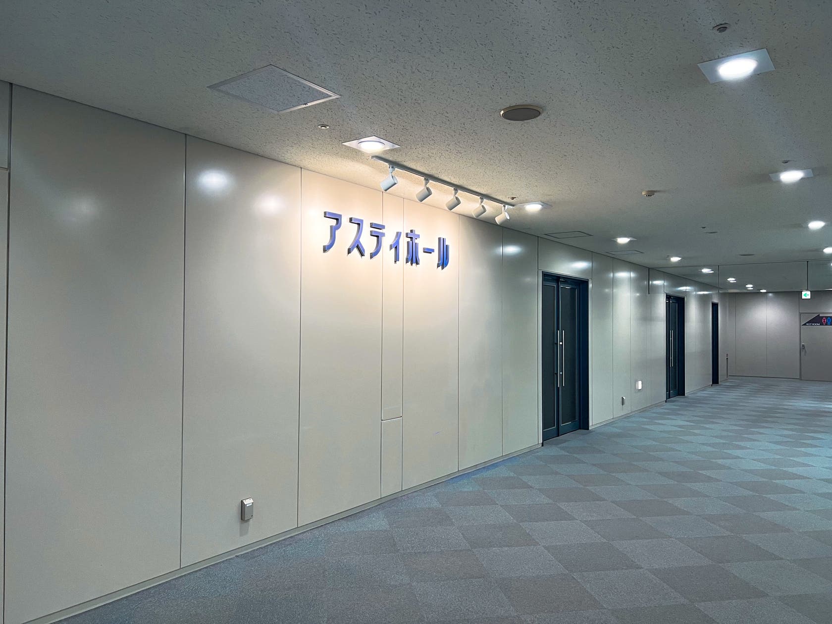【札幌駅直結＆最短徒歩3分！】Wi－Fi・有線LAN無料｜180インチの大型スクリーンを格安で｜控室付☆の写真3