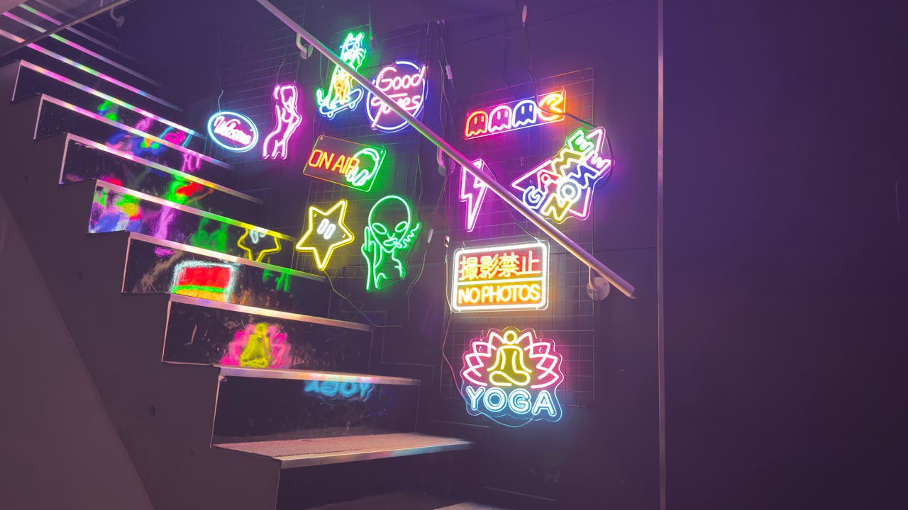 🌸春キャンペーン🌸ネオンが特徴の防音スタジオ｜配信可能・グリーンバック・控室完備｜用賀・桜新町駅徒歩圏内の写真3