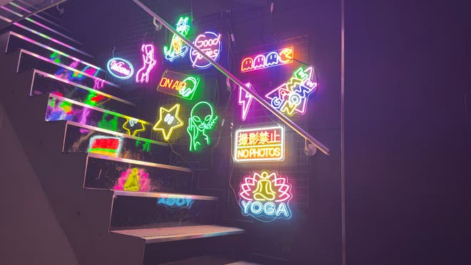 🌸春キャンペーン🌸ネオンが特徴の防音スタジオ|配信可能・グリーンバック・控室完備|用賀・桜新町駅徒歩圏内の写真3