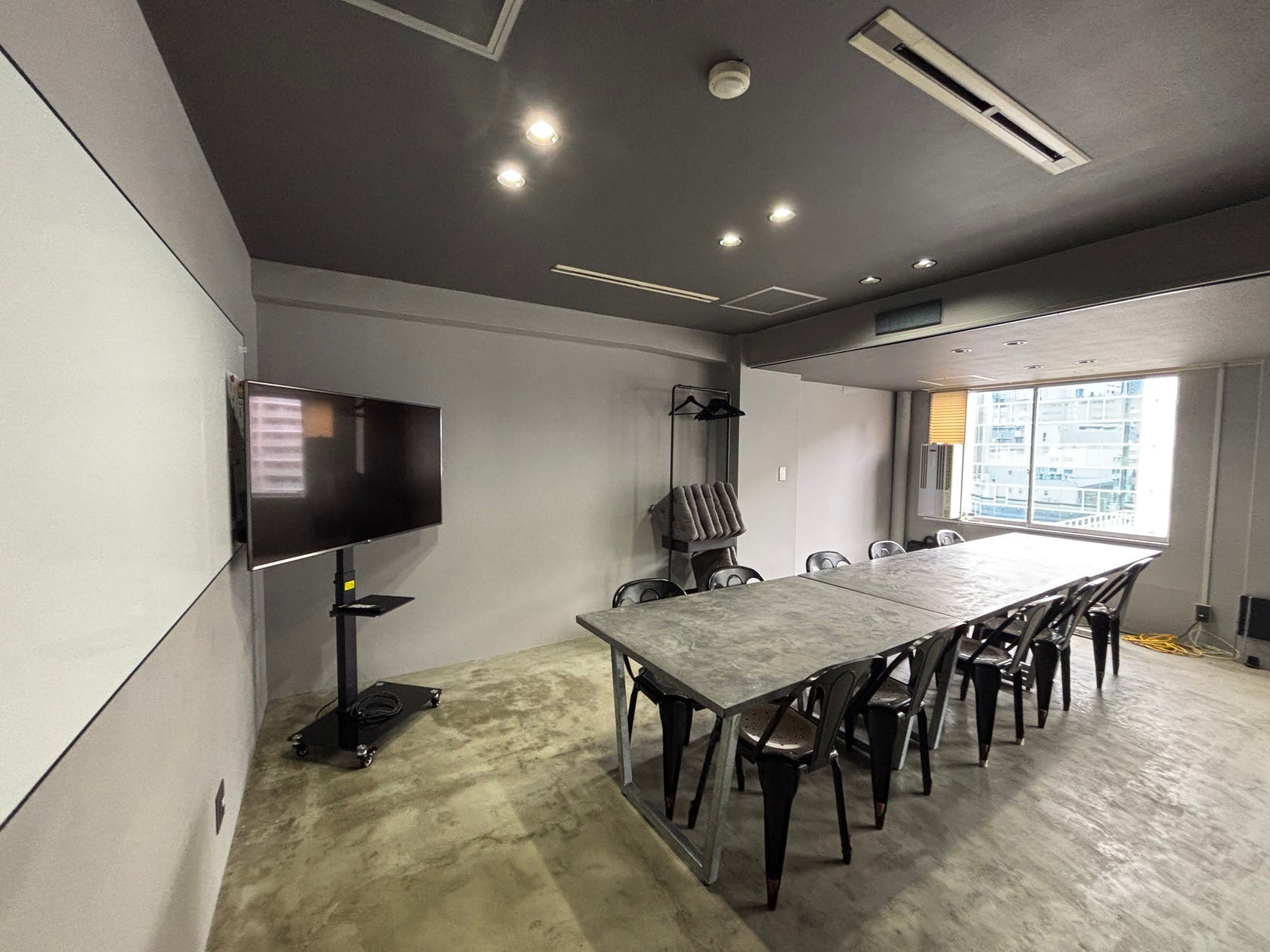 【南森町/大阪天満宮】片面ガラス張りのおしゃれで落ち着いた会議室・・・会議/撮影・収録/ボードゲーム/ファンミーティングなどの写真6