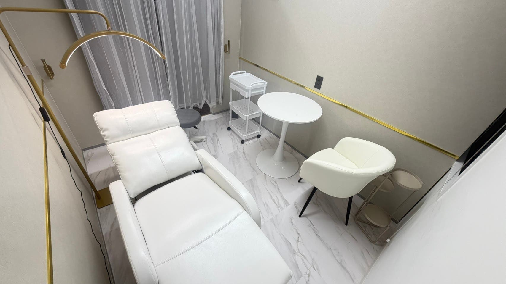 南森町徒歩7分のおしゃれな個室シェアサロンの写真2