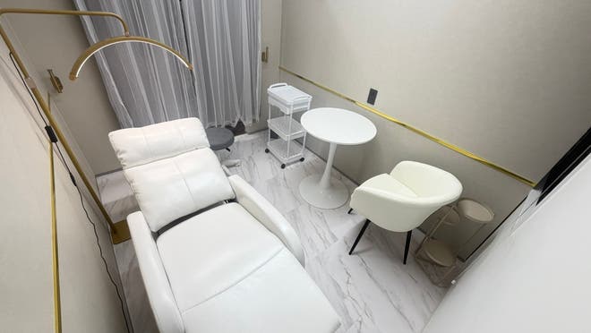 南森町徒歩7分のおしゃれな個室シェアサロンの写真2