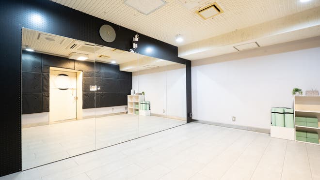 🎊オープン記念割引🎊【千歳船橋駅 徒歩1分】地下の防音スタジオ/幅3.6mの大型鏡/ダンス・ヨガ・演劇・楽器OKの写真1